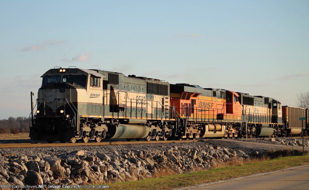 BNSF 9552 takes a empty coal nb.